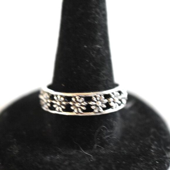 Source Unknown | Jewelry | Nwot Daisy Filigree Silver Tone Band Size 8 ...
